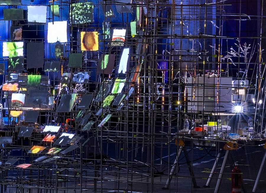 Metronome la nuova opera di Sarah Sze alle OGR: uno slideshow ...